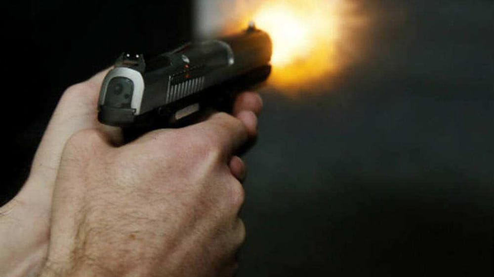 Jovem de 23 anos é assassinado a tiros enquanto assistia TV em casa